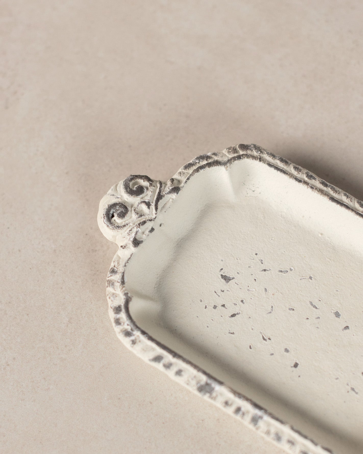 Creative Co-Op: Painted Cast Iron Tray – Jilly Box